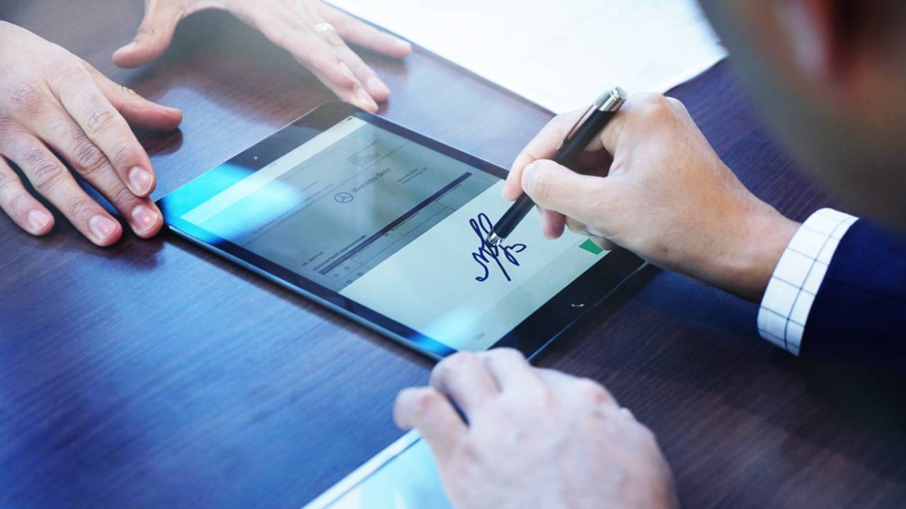 Top 5 Reasons Why Businesses Should Switch to an Online PDF Signer ...